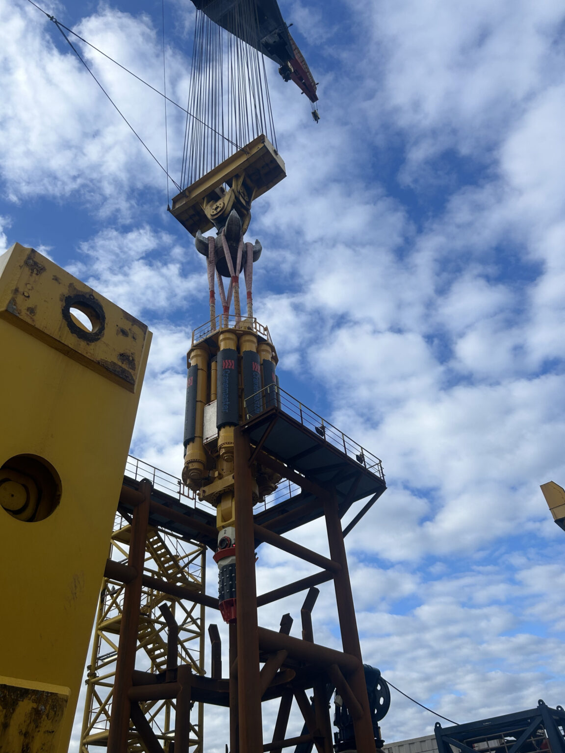 Cranemaster raises the bar with the world’s largest 3000T Passive Heave ...